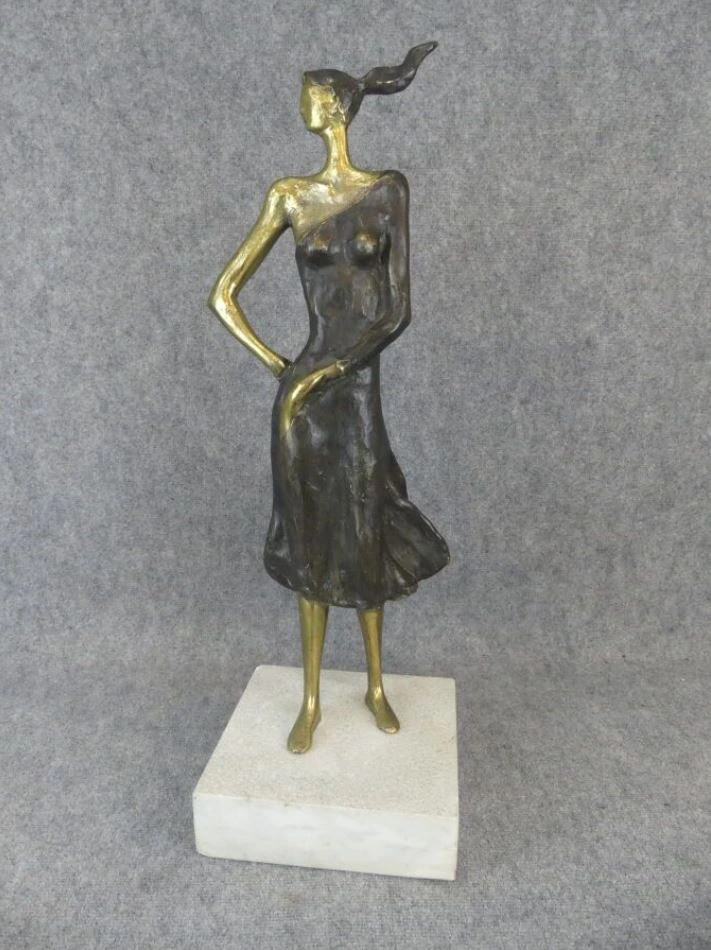 Lot 258 - Une statue en bronze à patine brune et dorée de l'École ...