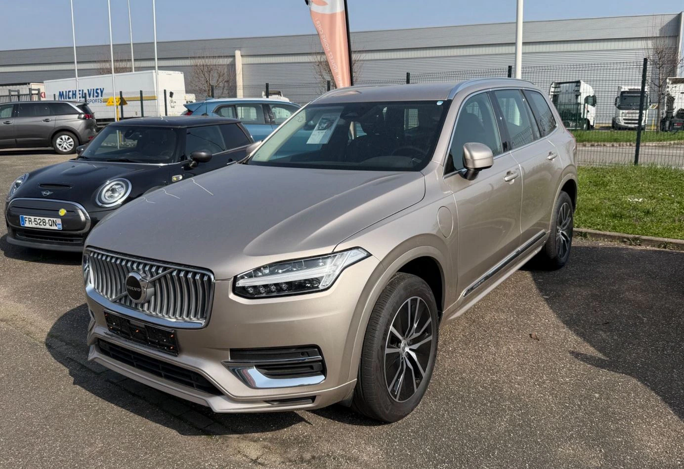 Lot 23 - Volvo XC90 hybride beige sans plaque d'immatriculation ...