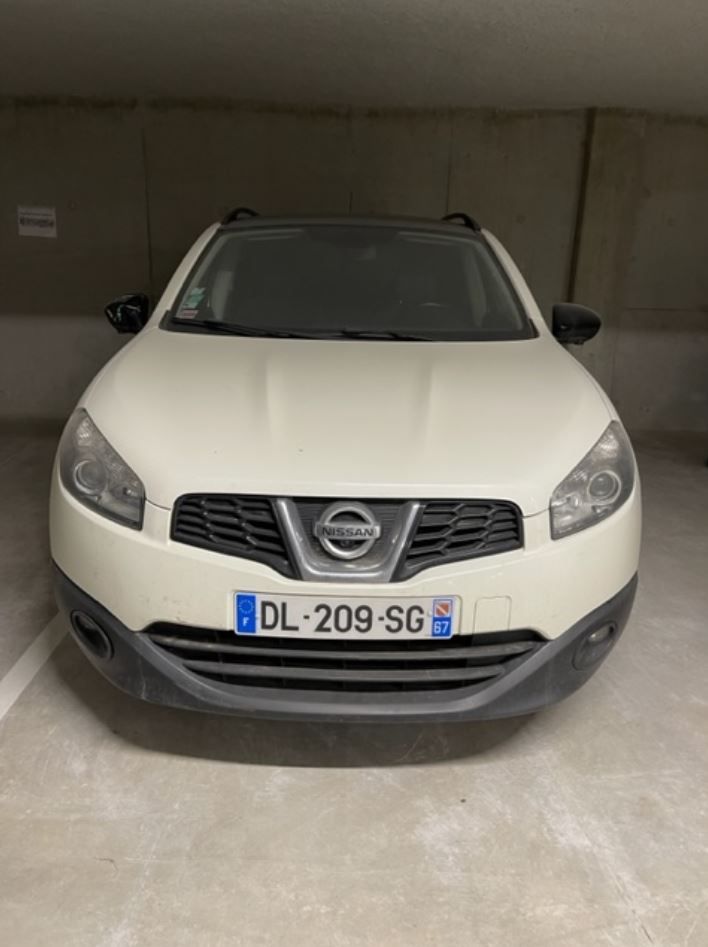 Nissan type QASHQAI, blanc de 7CV, ayant 109000 km au compteur ...