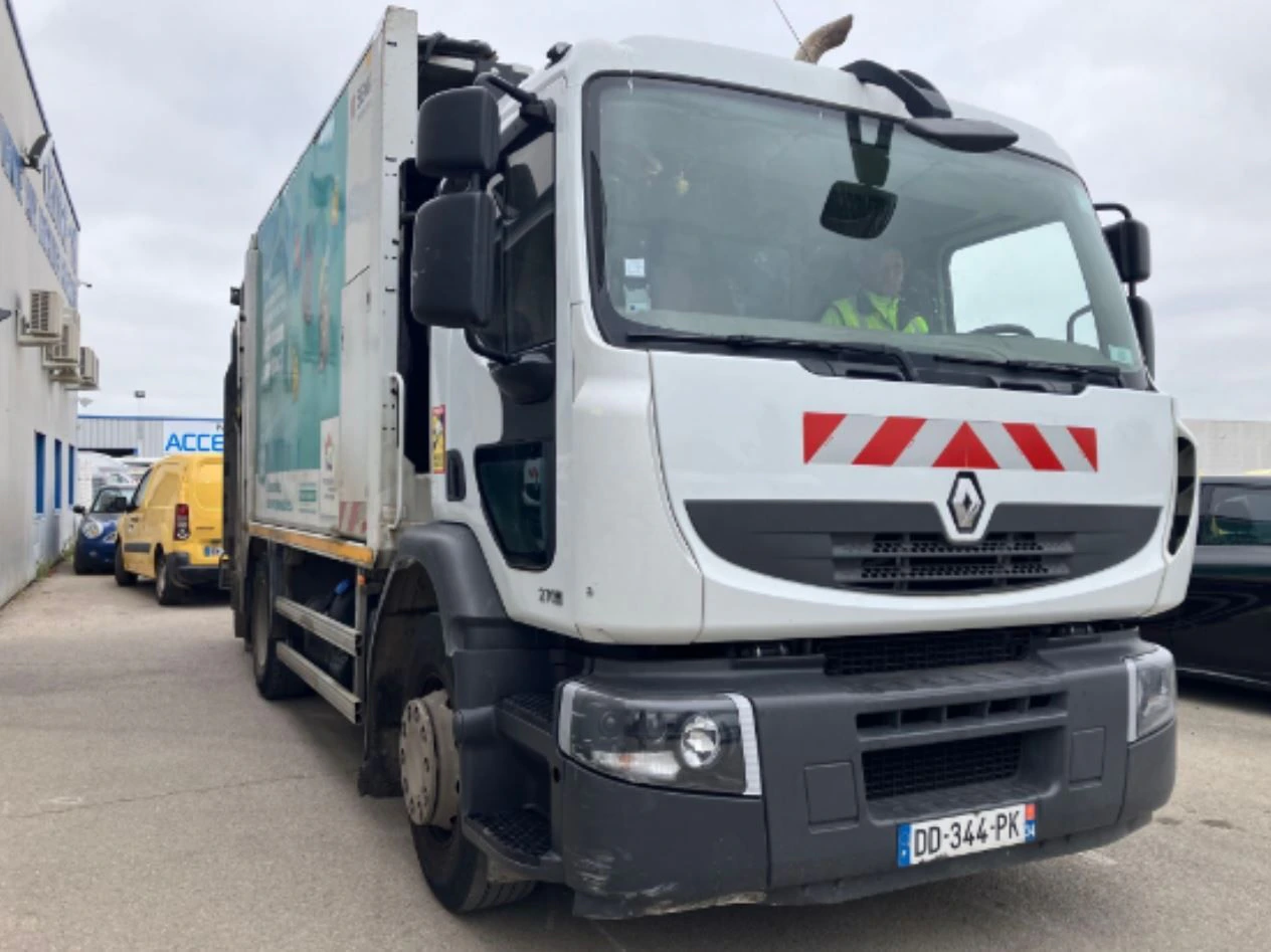 Lot 74 - Camion Renault BOM Premium, année 2014, affichant 123028 kms ...