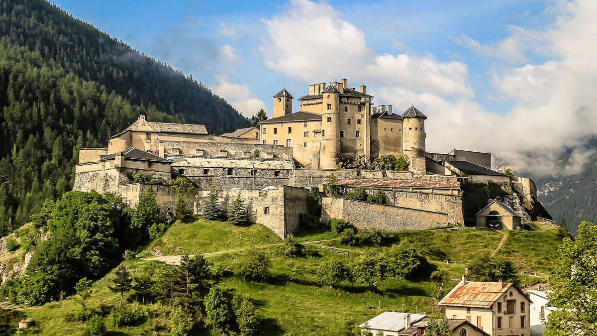Le château fort médiéval du Fort Queyras dans les Hautes-Alpes ...