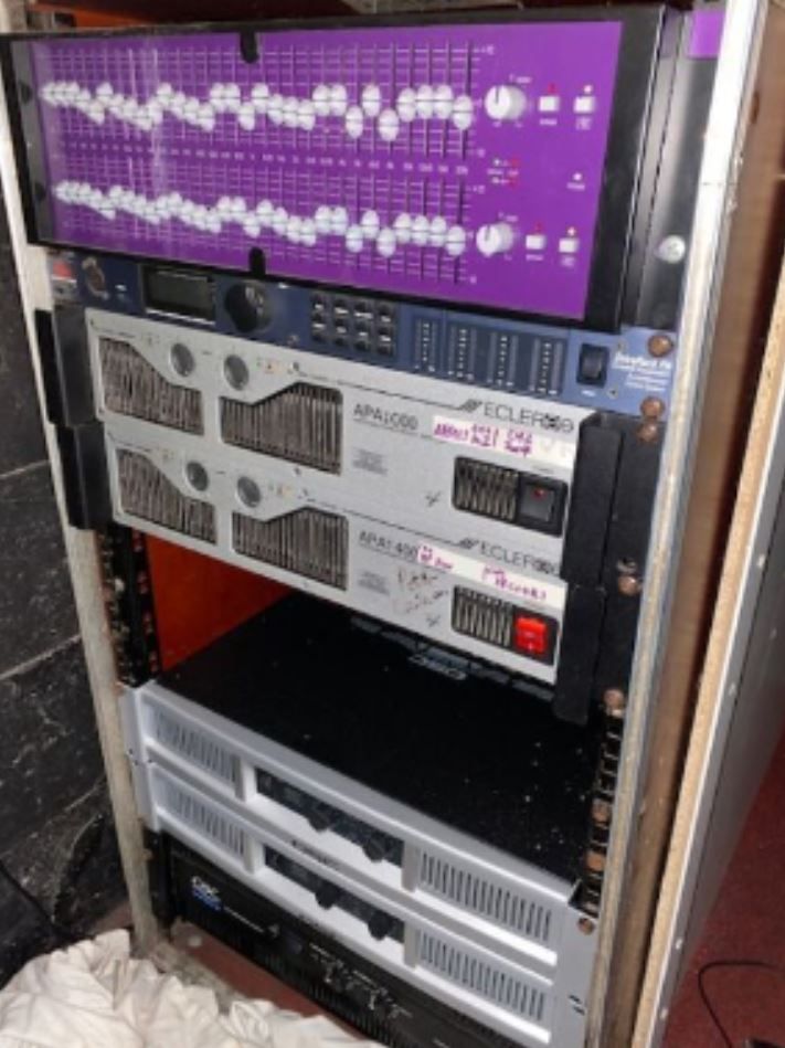 Lot N°300 - 1 rack avec quelques matériels de sonorisation - Résultat du 13/07/2023