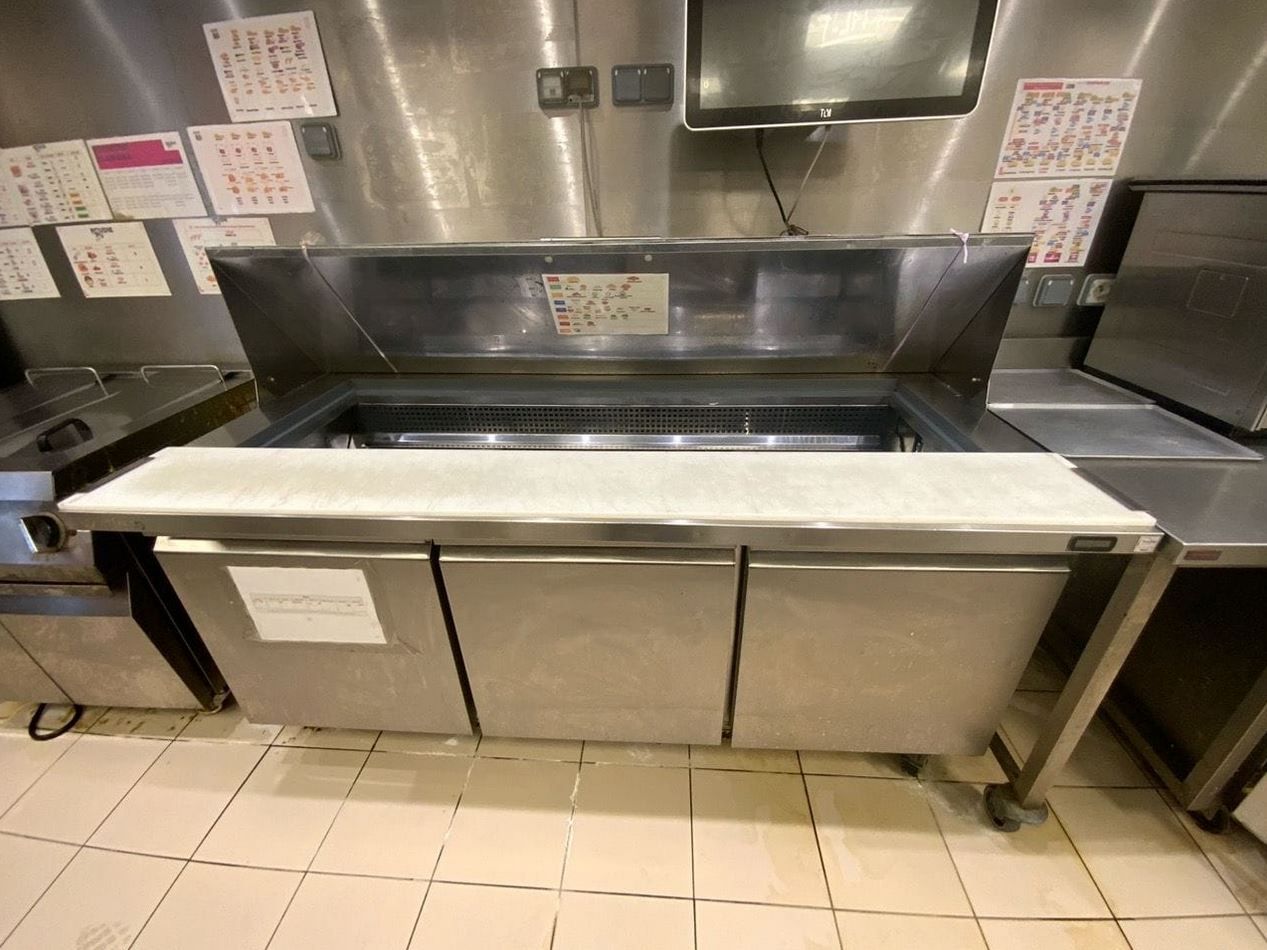 Lot 23 - Saladette professionnelle, 3 portes de marque Infrico ...