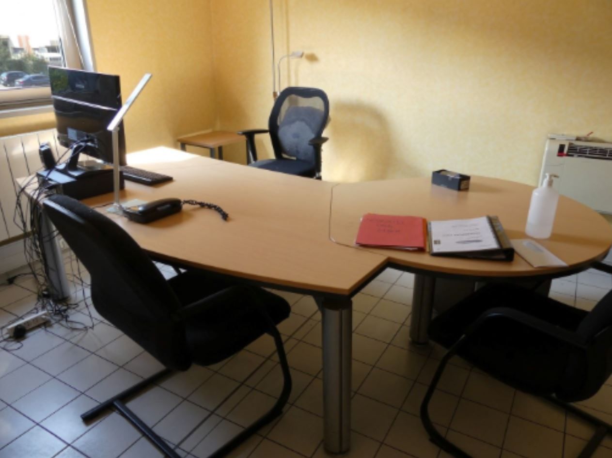 Lot N°104 - Contenu du bureau écran Samsung et unité centrale HP ...