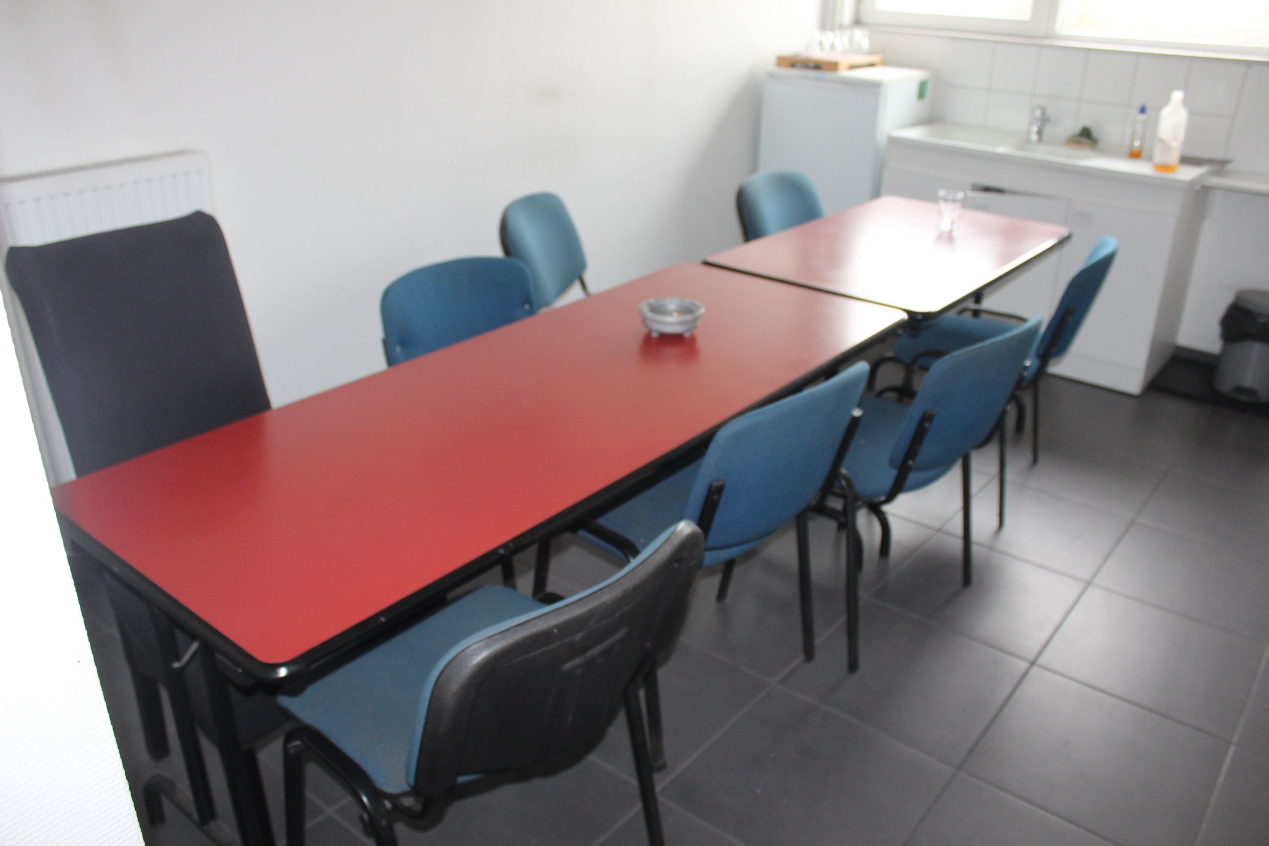 Lot N°113 - 2 tables de réfectoire pieds métalliques et 8 chai ...